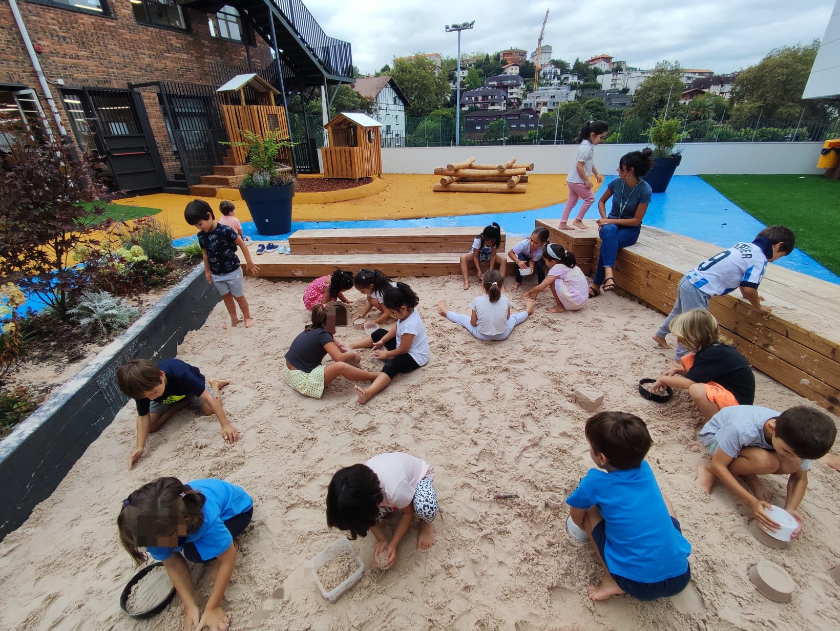 Múltiples usos y elementos naturales en los nuevos patios de Infantil ...